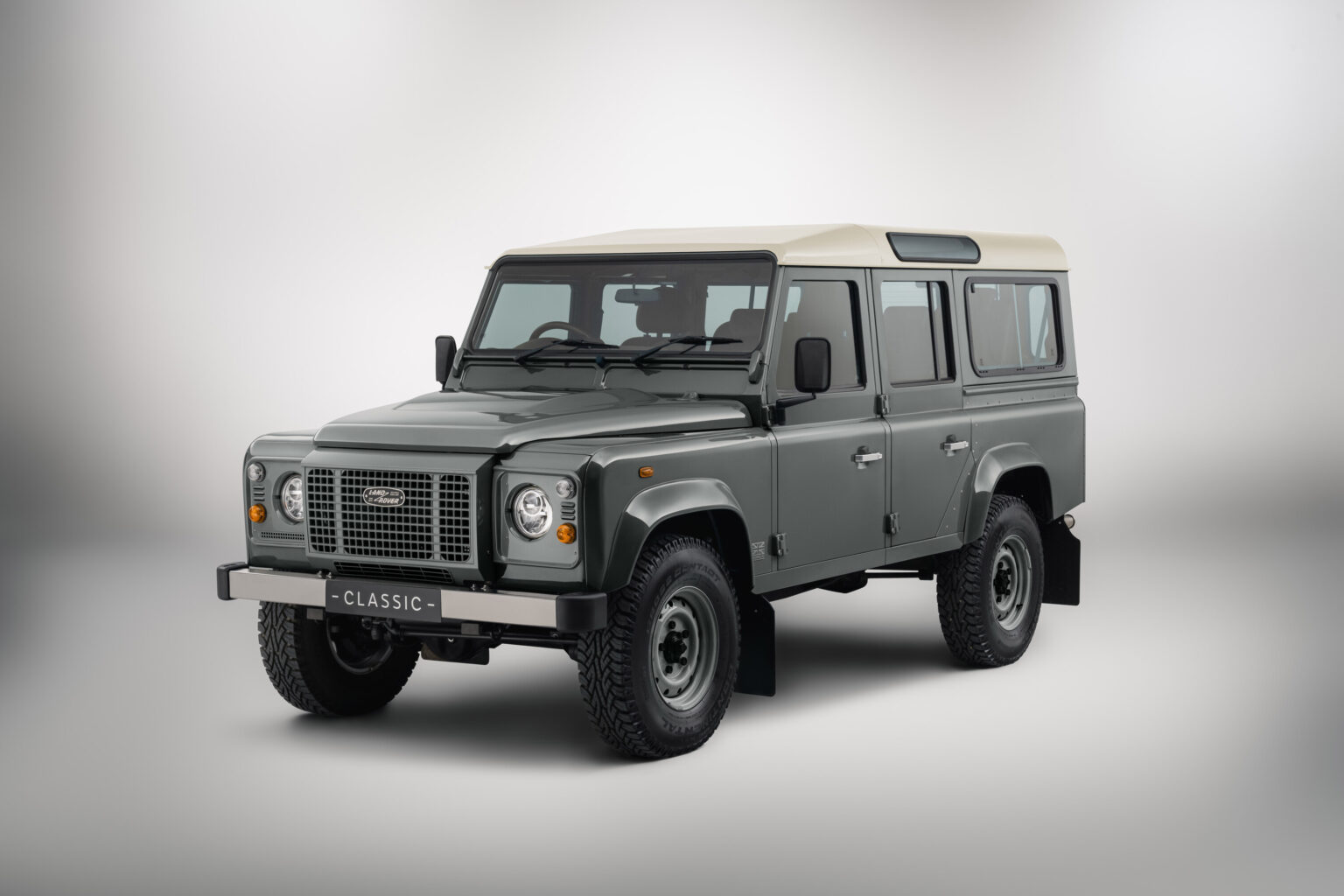 Land Rover Classic introduceert exclusieve Classic Defender Works V8 ...
